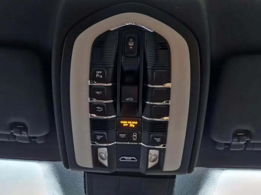 Black Porsche Cayenne 2015 in Riga, with an engine capacity of 3.00 L and mileage of 195 thousand km for 24000 €, photo 16 on AUTOMOTO.COM.LV