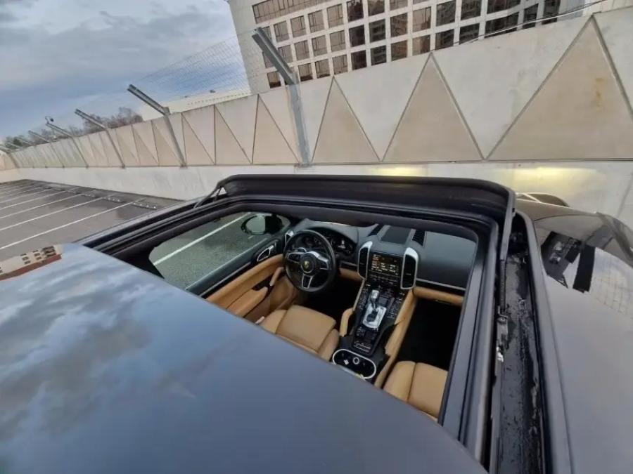 Black Porsche Cayenne 2015 in Riga, with an engine capacity of 3.00 L and mileage of 195 thousand km for 24000 €, photo 17 on AUTOMOTO.COM.LV