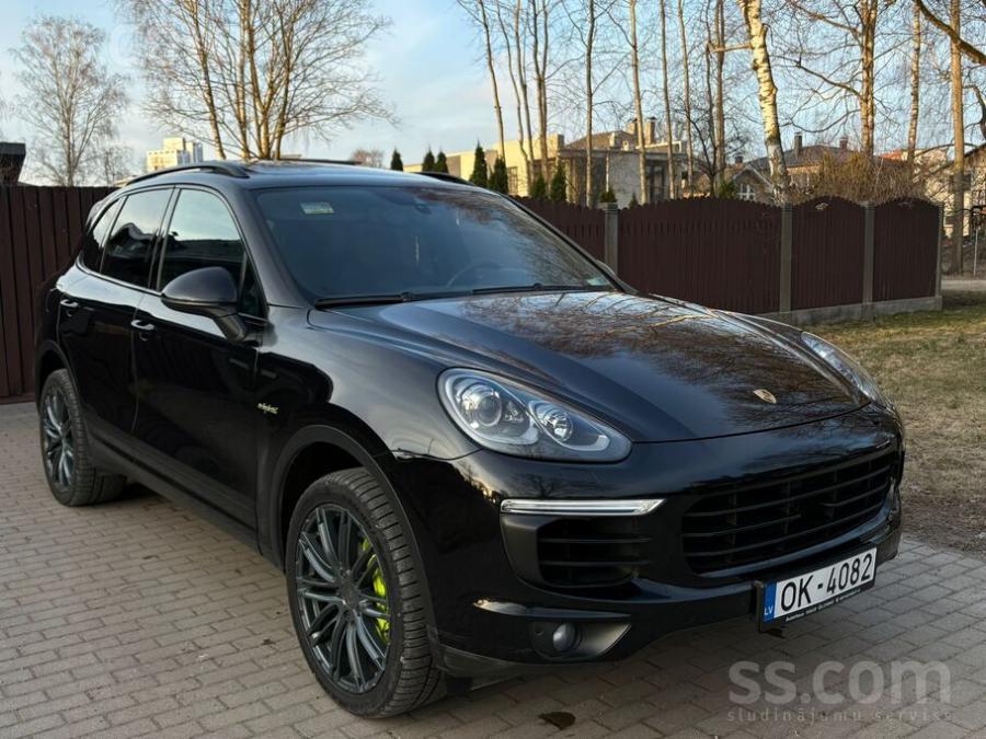 Black Porsche Cayenne 2015 in Riga, with an engine capacity of 3.00 L and mileage of 219 thousand km for 27000 €, photo 4 on AUTOMOTO.COM.LV
