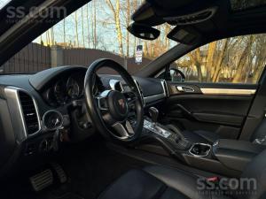 Black Porsche Cayenne 2015 in Riga, with an engine capacity of 3.00 L and mileage of 219 thousand km for 27000 €, photo 11 on AUTOMOTO.COM.LV