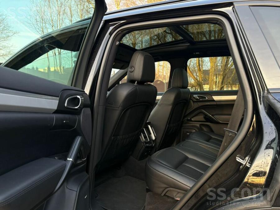 Black Porsche Cayenne 2015 in Riga, with an engine capacity of 3.00 L and mileage of 219 thousand km for 27000 €, photo 12 on AUTOMOTO.COM.LV