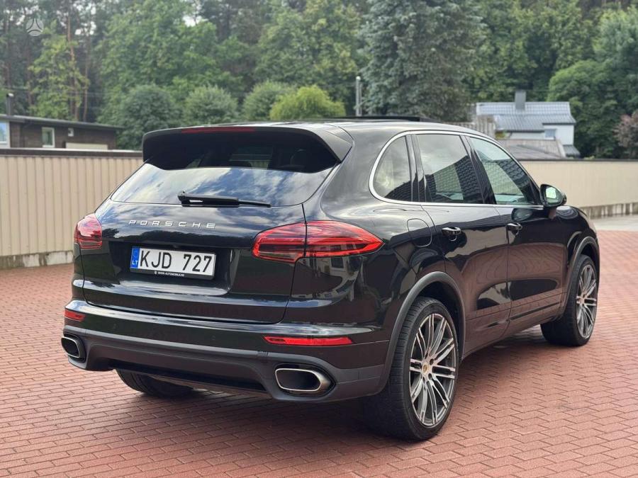 Melns Porsche Cayenne 2015 Mažeikiai, ar dzinēja tilpumu 2.97 L un nobraukumu 255 tūkst. km par 22500 €, foto 5 vietnē AUTOMOTO.COM.LV