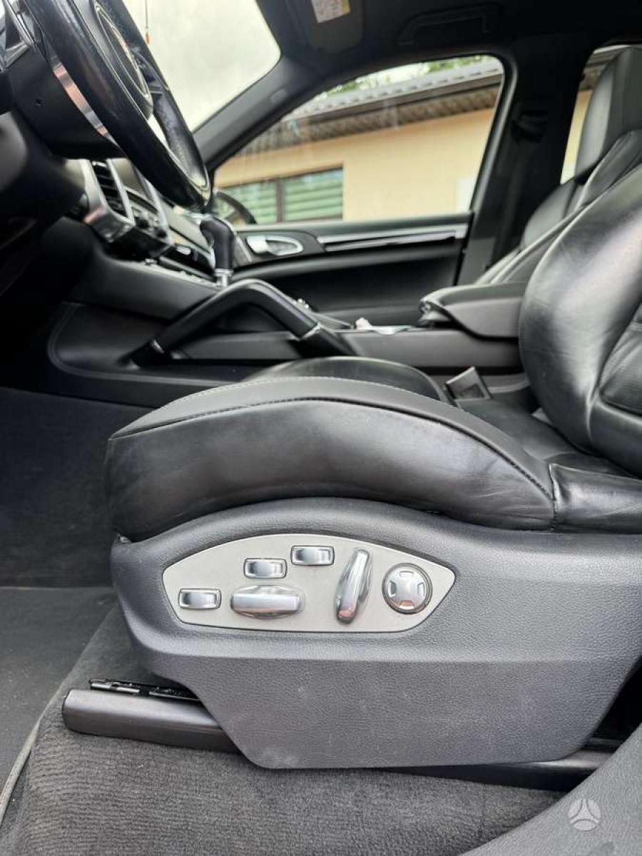 Melns Porsche Cayenne 2015 Mažeikiai, ar dzinēja tilpumu 2.97 L un nobraukumu 255 tūkst. km par 22500 €, foto 15 vietnē AUTOMOTO.COM.LV