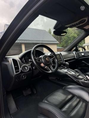 Melns Porsche Cayenne 2015 Mažeikiai, ar dzinēja tilpumu 2.97 L un nobraukumu 255 tūkst. km par 22500 €, foto 16 vietnē AUTOMOTO.COM.LV