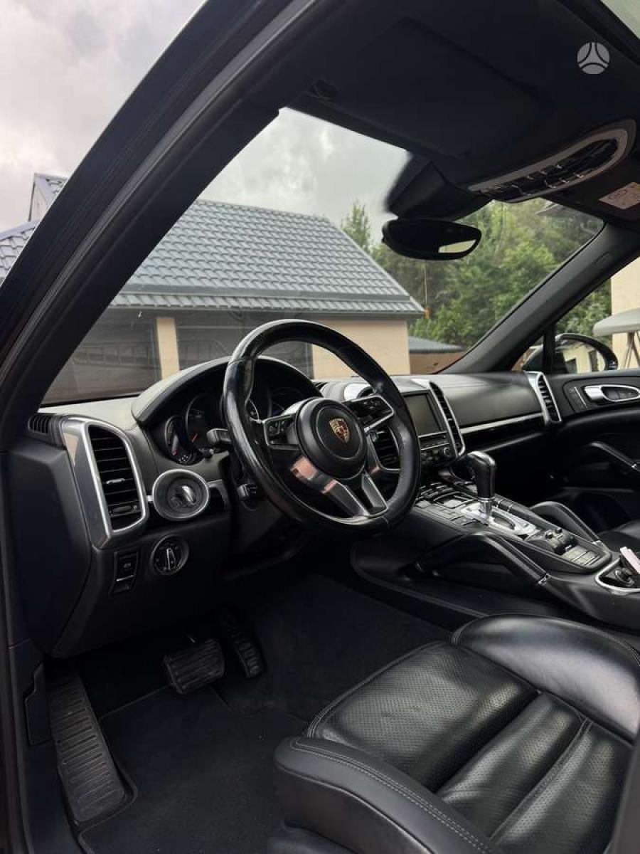Melns Porsche Cayenne 2015 Mažeikiai, ar dzinēja tilpumu 2.97 L un nobraukumu 255 tūkst. km par 22500 €, foto 16 vietnē AUTOMOTO.COM.LV