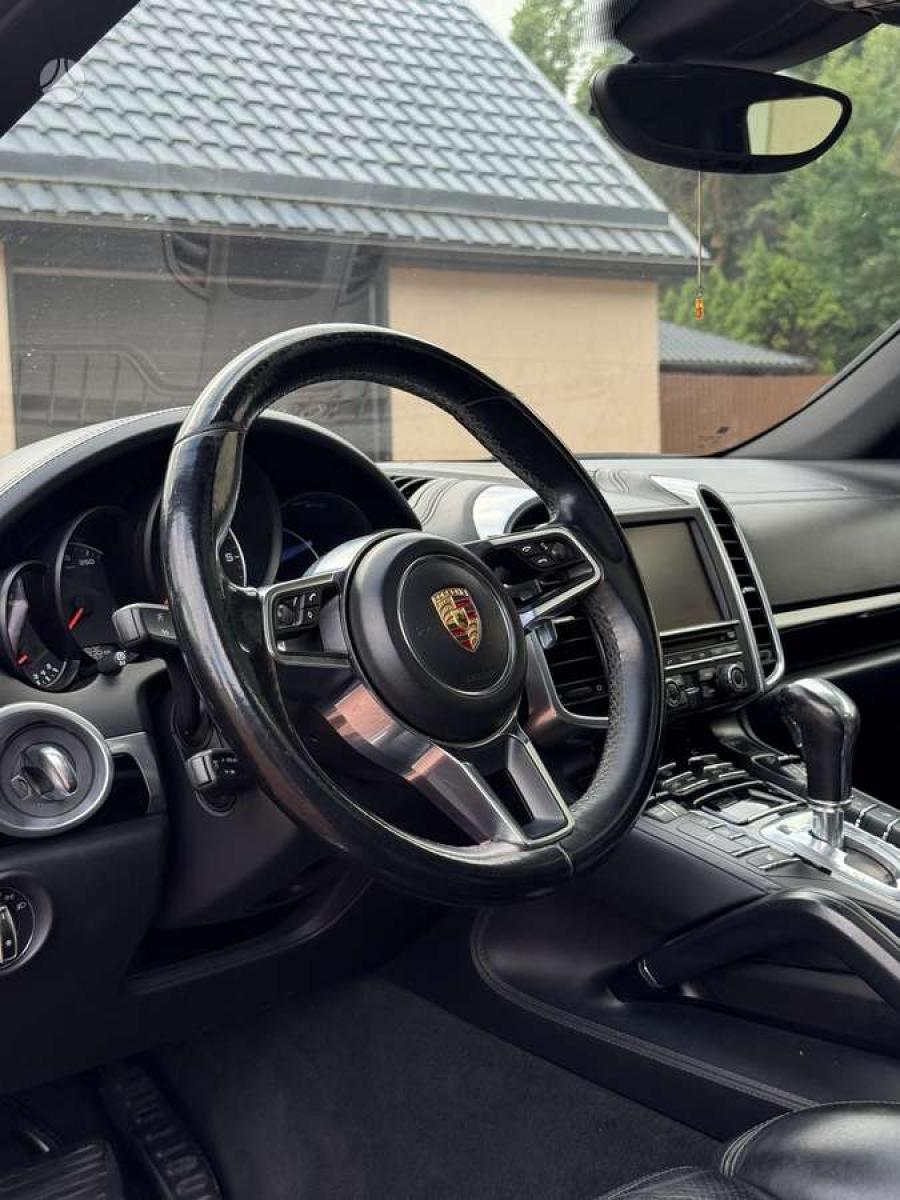 Melns Porsche Cayenne 2015 Mažeikiai, ar dzinēja tilpumu 2.97 L un nobraukumu 255 tūkst. km par 22500 €, foto 17 vietnē AUTOMOTO.COM.LV