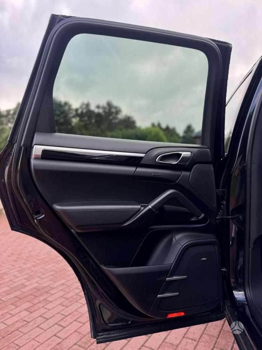 Melns Porsche Cayenne 2015 Mažeikiai, ar dzinēja tilpumu 2.97 L un nobraukumu 255 tūkst. km par 22500 €, foto 18 vietnē AUTOMOTO.COM.LV