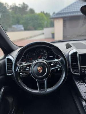 Melns Porsche Cayenne 2015 Mažeikiai, ar dzinēja tilpumu 2.97 L un nobraukumu 255 tūkst. km par 22500 €, foto 22 vietnē AUTOMOTO.COM.LV