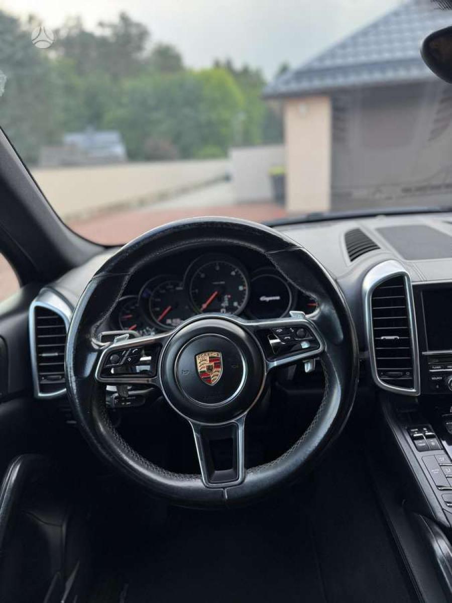 Melns Porsche Cayenne 2015 Mažeikiai, ar dzinēja tilpumu 2.97 L un nobraukumu 255 tūkst. km par 22500 €, foto 22 vietnē AUTOMOTO.COM.LV