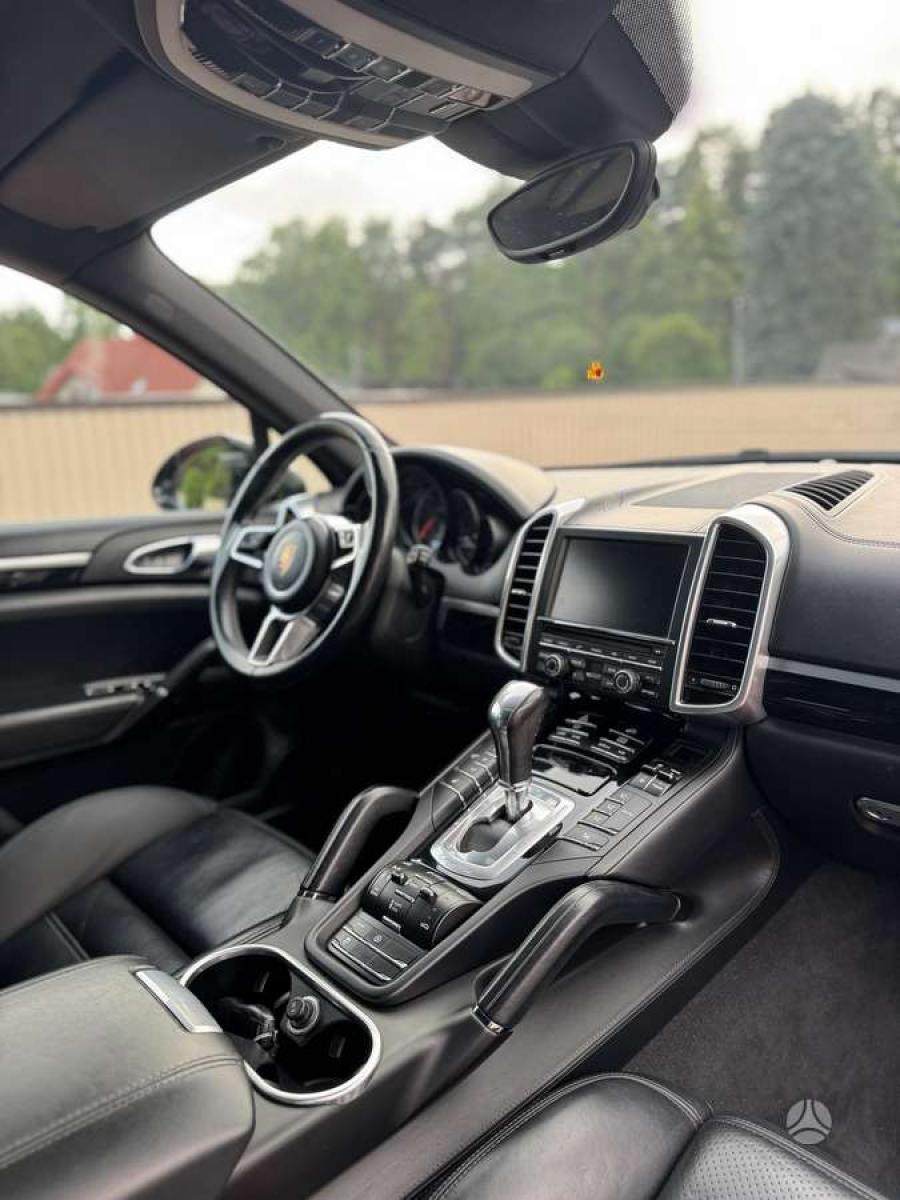 Melns Porsche Cayenne 2015 Mažeikiai, ar dzinēja tilpumu 2.97 L un nobraukumu 255 tūkst. km par 22500 €, foto 25 vietnē AUTOMOTO.COM.LV