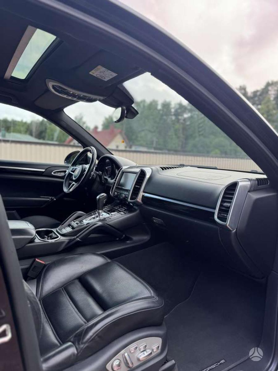 Melns Porsche Cayenne 2015 Mažeikiai, ar dzinēja tilpumu 2.97 L un nobraukumu 255 tūkst. km par 22500 €, foto 26 vietnē AUTOMOTO.COM.LV