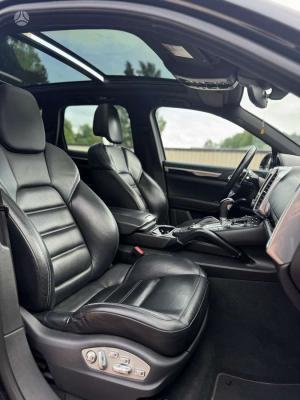 Melns Porsche Cayenne 2015 Mažeikiai, ar dzinēja tilpumu 2.97 L un nobraukumu 255 tūkst. km par 22500 €, foto 27 vietnē AUTOMOTO.COM.LV