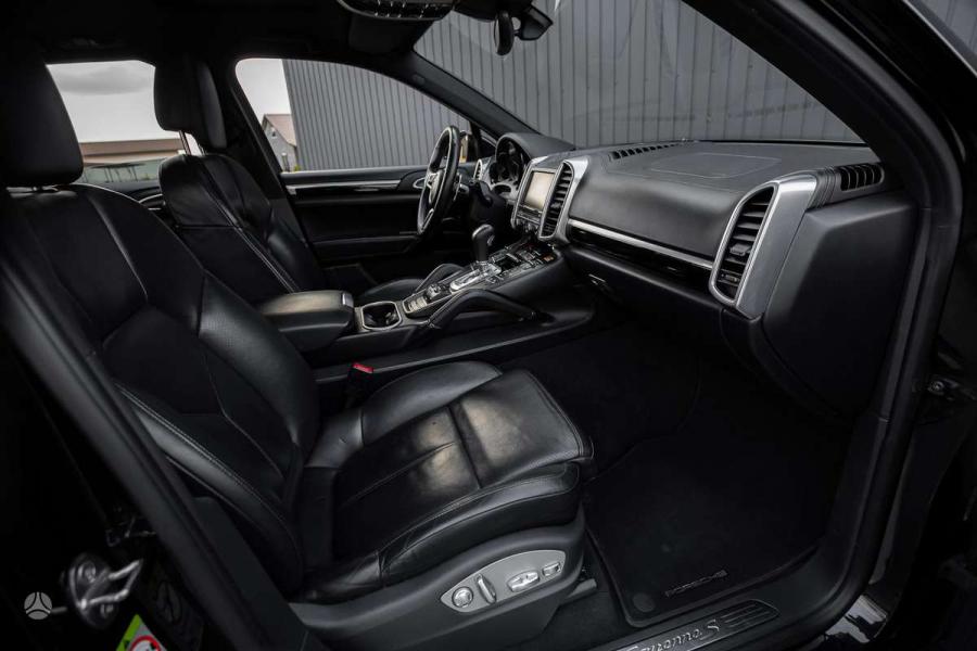 Melns Porsche Cayenne 2015 Jelgava, ar dzinēja tilpumu 4.13 L un nobraukumu 255 tūkst. km par 22900 €, foto 16 vietnē AUTOMOTO.COM.LV
