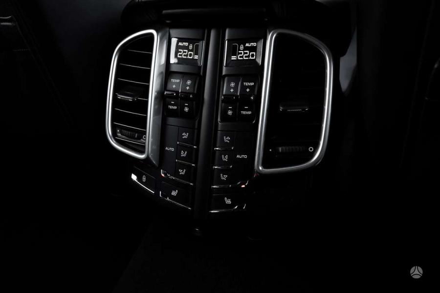 Melns Porsche Cayenne 2015 Jelgava, ar dzinēja tilpumu 4.13 L un nobraukumu 255 tūkst. km par 22900 €, foto 17 vietnē AUTOMOTO.COM.LV