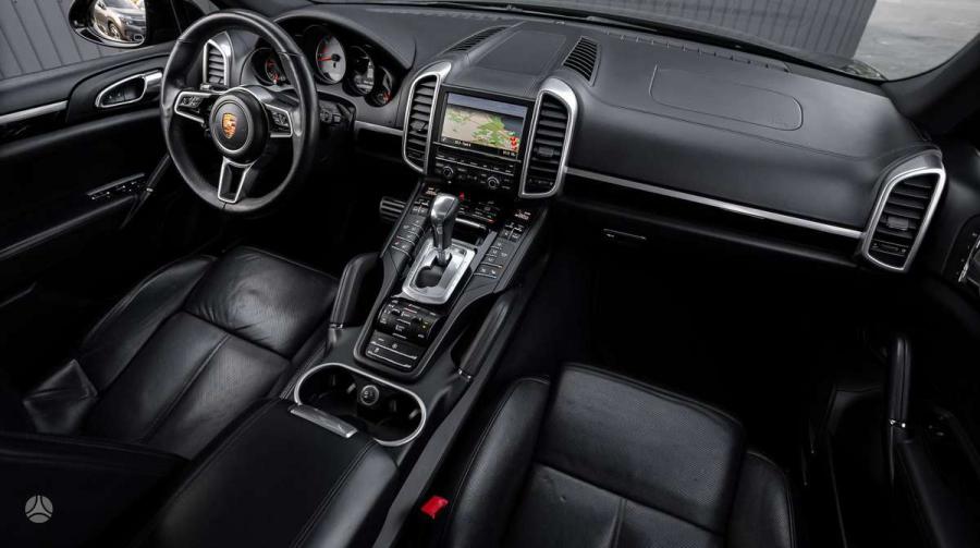 Melns Porsche Cayenne 2015 Jelgava, ar dzinēja tilpumu 4.13 L un nobraukumu 255 tūkst. km par 22900 €, foto 18 vietnē AUTOMOTO.COM.LV