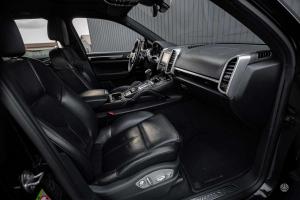 Melns Porsche Cayenne 2015 Jelgava, ar dzinēja tilpumu 4.13 L un nobraukumu 255 tūkst. km par 22900 €, foto 19 vietnē AUTOMOTO.COM.LV