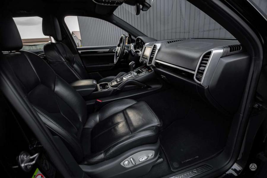 Melns Porsche Cayenne 2015 Jelgava, ar dzinēja tilpumu 4.13 L un nobraukumu 255 tūkst. km par 22900 €, foto 19 vietnē AUTOMOTO.COM.LV