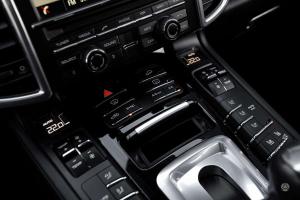 Melns Porsche Cayenne 2015 Jelgava, ar dzinēja tilpumu 4.13 L un nobraukumu 255 tūkst. km par 22900 €, foto 22 vietnē AUTOMOTO.COM.LV