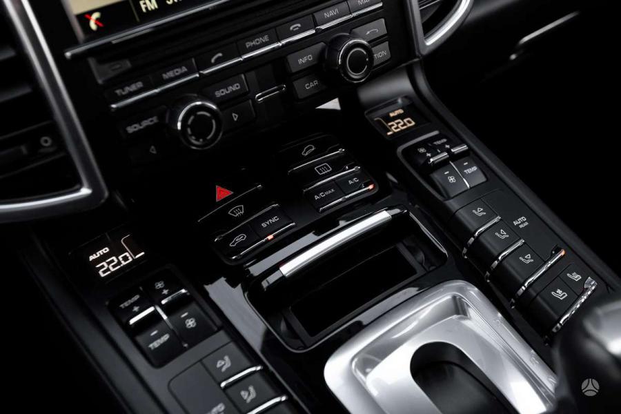 Melns Porsche Cayenne 2015 Jelgava, ar dzinēja tilpumu 4.13 L un nobraukumu 255 tūkst. km par 22900 €, foto 22 vietnē AUTOMOTO.COM.LV