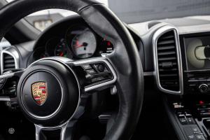Melns Porsche Cayenne 2015 Jelgava, ar dzinēja tilpumu 4.13 L un nobraukumu 255 tūkst. km par 22900 €, foto 23 vietnē AUTOMOTO.COM.LV