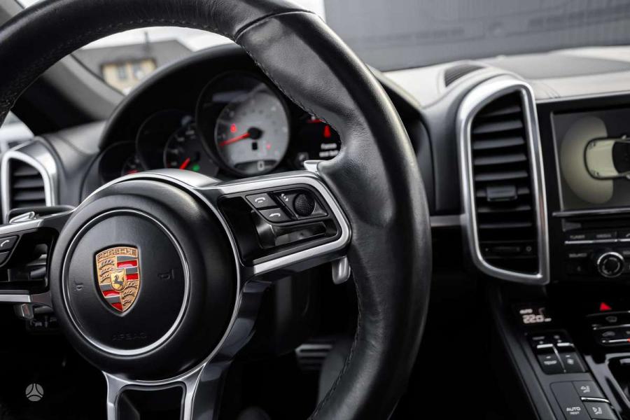 Melns Porsche Cayenne 2015 Jelgava, ar dzinēja tilpumu 4.13 L un nobraukumu 255 tūkst. km par 22900 €, foto 23 vietnē AUTOMOTO.COM.LV