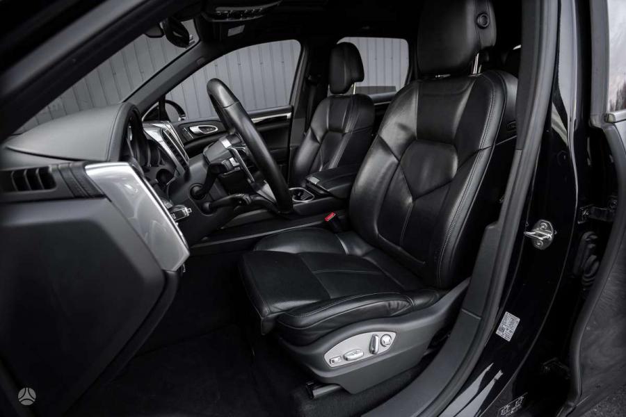Melns Porsche Cayenne 2015 Jelgava, ar dzinēja tilpumu 4.13 L un nobraukumu 255 tūkst. km par 22900 €, foto 28 vietnē AUTOMOTO.COM.LV