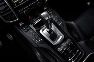 Melns Porsche Cayenne 2015 Jelgava, ar dzinēja tilpumu 4.13 L un nobraukumu 255 tūkst. km par 22900 €, foto 29 vietnē AUTOMOTO.COM.LV