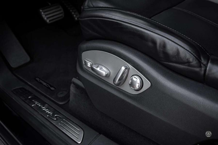 Melns Porsche Cayenne 2015 Jelgava, ar dzinēja tilpumu 4.13 L un nobraukumu 255 tūkst. km par 22900 €, foto 30 vietnē AUTOMOTO.COM.LV
