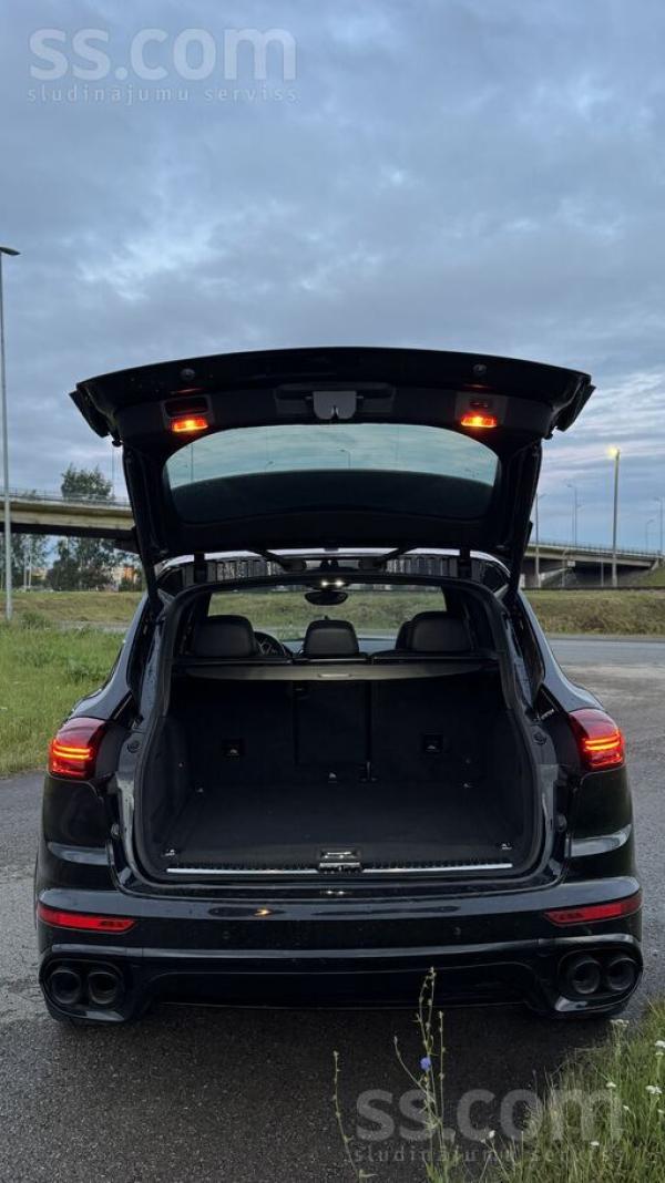 Black Porsche Cayenne 2015 in Rezekne, with an engine capacity of 3.00 L and mileage of 230 thousand km for 24000 €, photo 5 on AUTOMOTO.COM.LV