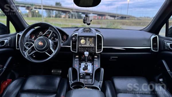 Black Porsche Cayenne 2015 in Rezekne, with an engine capacity of 3.00 L and mileage of 230 thousand km for 24000 €, photo 6 on AUTOMOTO.COM.LV