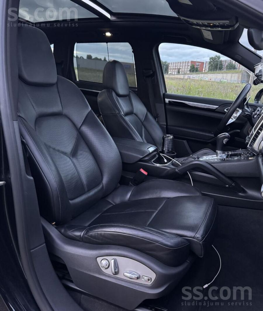 Black Porsche Cayenne 2015 in Rezekne, with an engine capacity of 3.00 L and mileage of 230 thousand km for 24000 €, photo 8 on AUTOMOTO.COM.LV