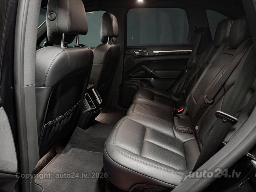 Melns Porsche Cayenne 2015 Tallina, ar dzinēja tilpumu 3.00 L un nobraukumu 258 tūkst. km par 21900 €, foto 7 vietnē AUTOMOTO.COM.LV