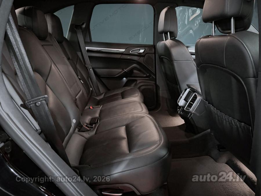 Melns Porsche Cayenne 2015 Tallina, ar dzinēja tilpumu 3.00 L un nobraukumu 258 tūkst. km par 21900 €, foto 11 vietnē AUTOMOTO.COM.LV