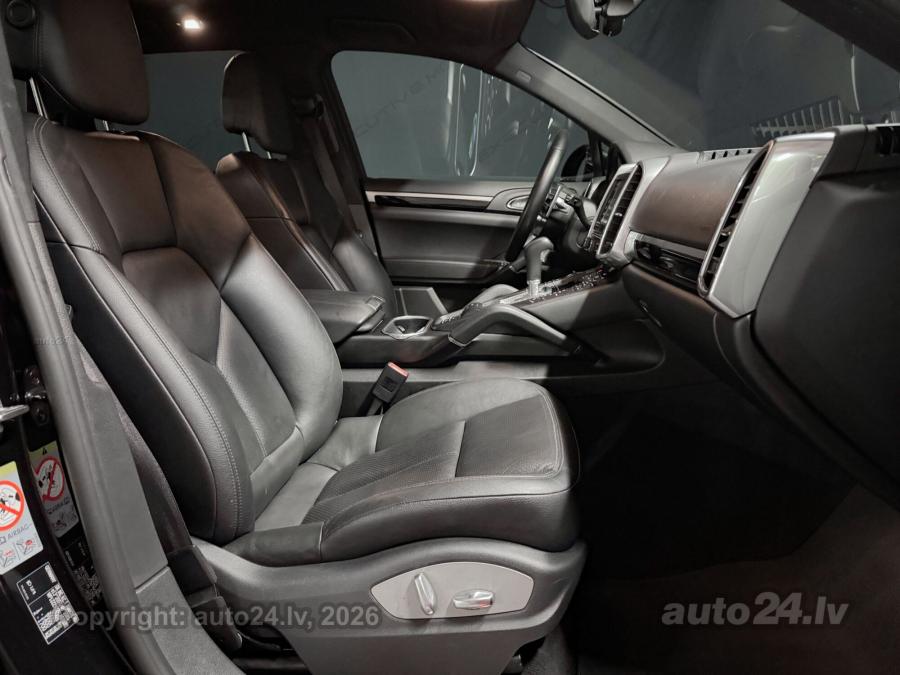 Melns Porsche Cayenne 2015 Tallina, ar dzinēja tilpumu 3.00 L un nobraukumu 258 tūkst. km par 21900 €, foto 12 vietnē AUTOMOTO.COM.LV