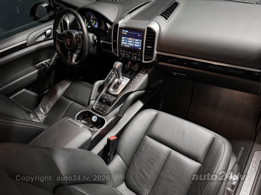 Melns Porsche Cayenne 2015 Tallina, ar dzinēja tilpumu 3.00 L un nobraukumu 258 tūkst. km par 21900 €, foto 13 vietnē AUTOMOTO.COM.LV