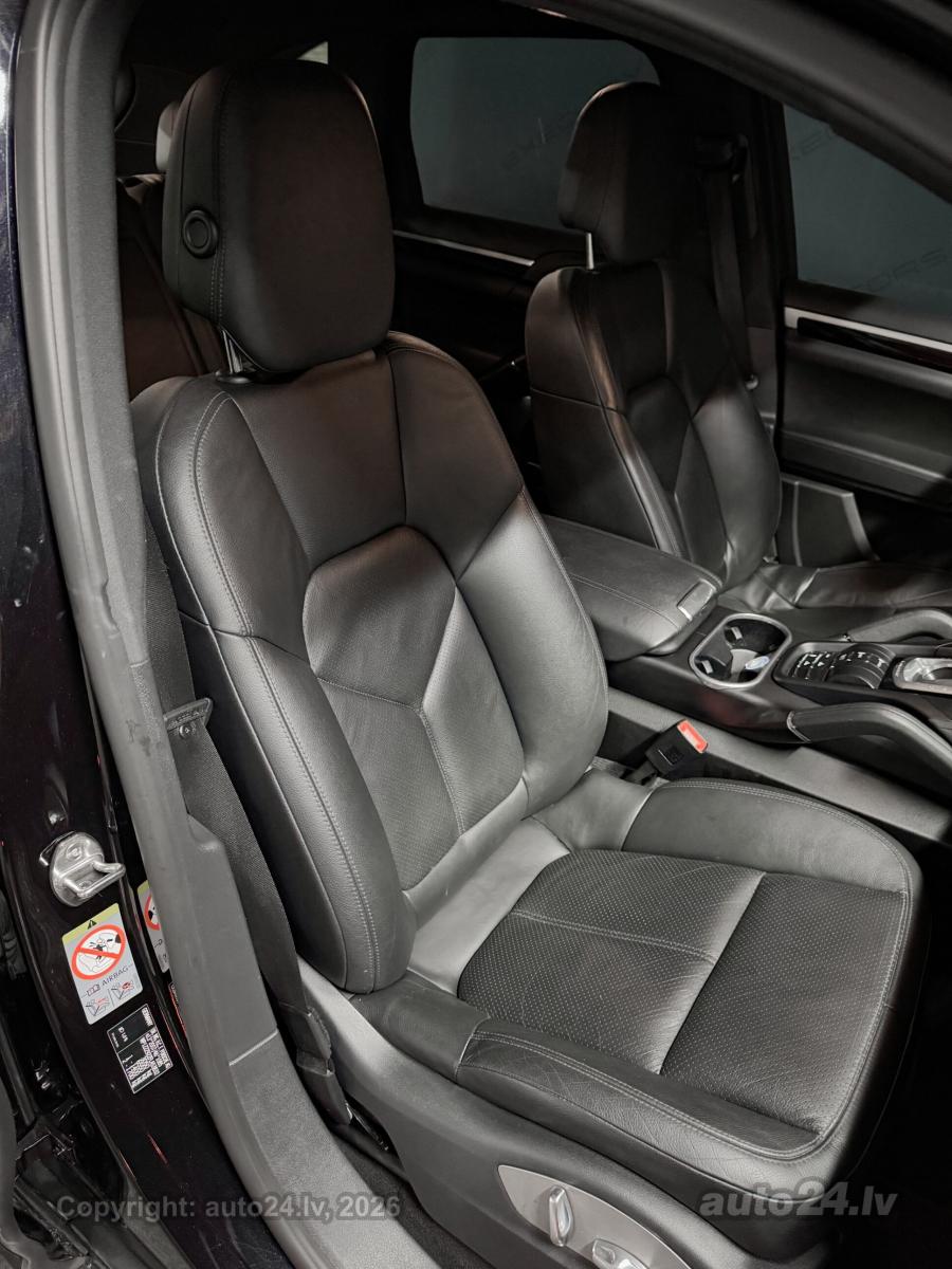 Melns Porsche Cayenne 2015 Tallina, ar dzinēja tilpumu 3.00 L un nobraukumu 258 tūkst. km par 21900 €, foto 14 vietnē AUTOMOTO.COM.LV