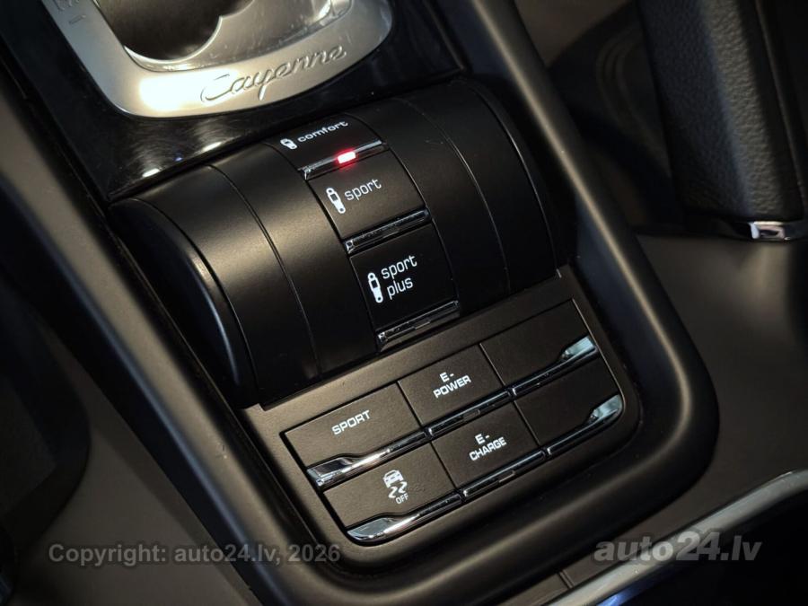 Melns Porsche Cayenne 2015 Tallina, ar dzinēja tilpumu 3.00 L un nobraukumu 258 tūkst. km par 21900 €, foto 15 vietnē AUTOMOTO.COM.LV
