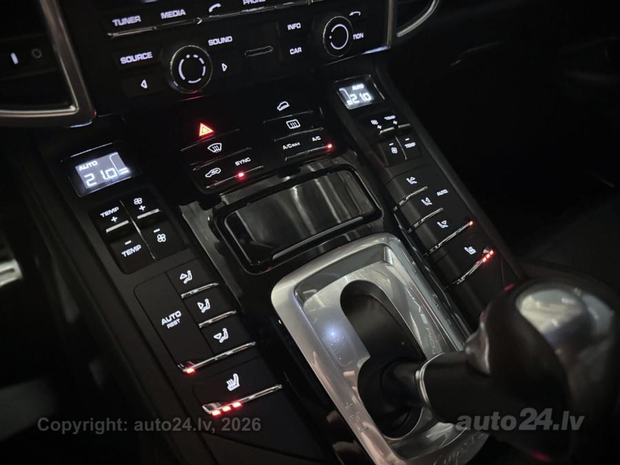 Melns Porsche Cayenne 2015 Tallina, ar dzinēja tilpumu 3.00 L un nobraukumu 258 tūkst. km par 21900 €, foto 16 vietnē AUTOMOTO.COM.LV