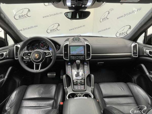 Black Porsche Cayenne 2015 in Vilnius, with an engine capacity of 4.81 L and mileage of 313 thousand km for 24900 €, photo 4 on AUTOMOTO.COM.LV