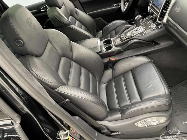 Black Porsche Cayenne 2015 in Vilnius, with an engine capacity of 4.81 L and mileage of 313 thousand km for 24900 €, photo 6 on AUTOMOTO.COM.LV