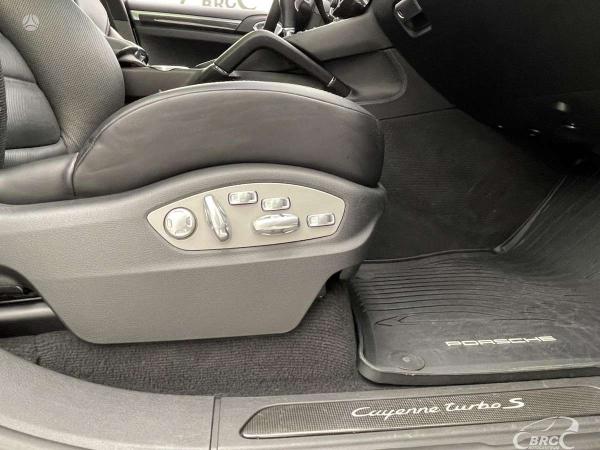 Black Porsche Cayenne 2015 in Vilnius, with an engine capacity of 4.81 L and mileage of 313 thousand km for 24900 €, photo 7 on AUTOMOTO.COM.LV