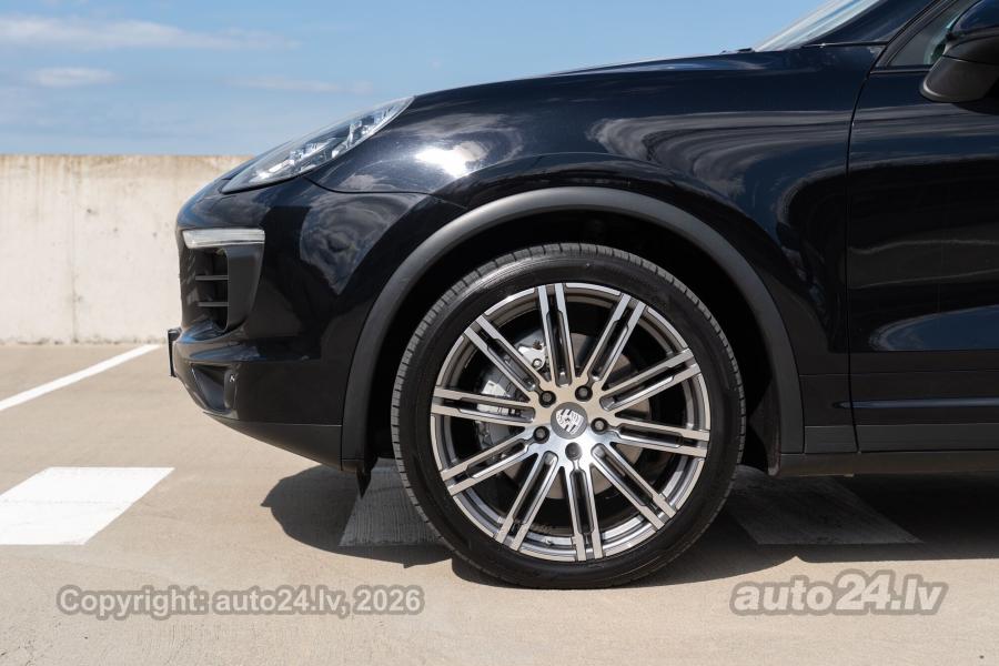 Melns Porsche Cayenne 2015 Tallina, ar dzinēja tilpumu 3.60 L un nobraukumu 204 tūkst. km par 29990 €, foto 10 vietnē AUTOMOTO.COM.LV
