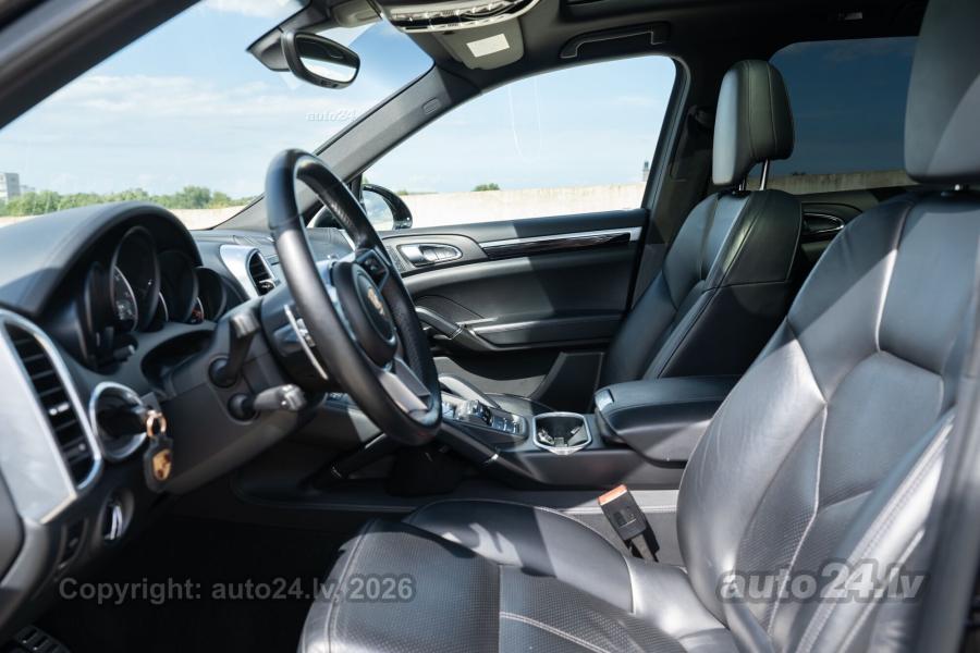 Melns Porsche Cayenne 2015 Tallina, ar dzinēja tilpumu 3.60 L un nobraukumu 204 tūkst. km par 29990 €, foto 17 vietnē AUTOMOTO.COM.LV