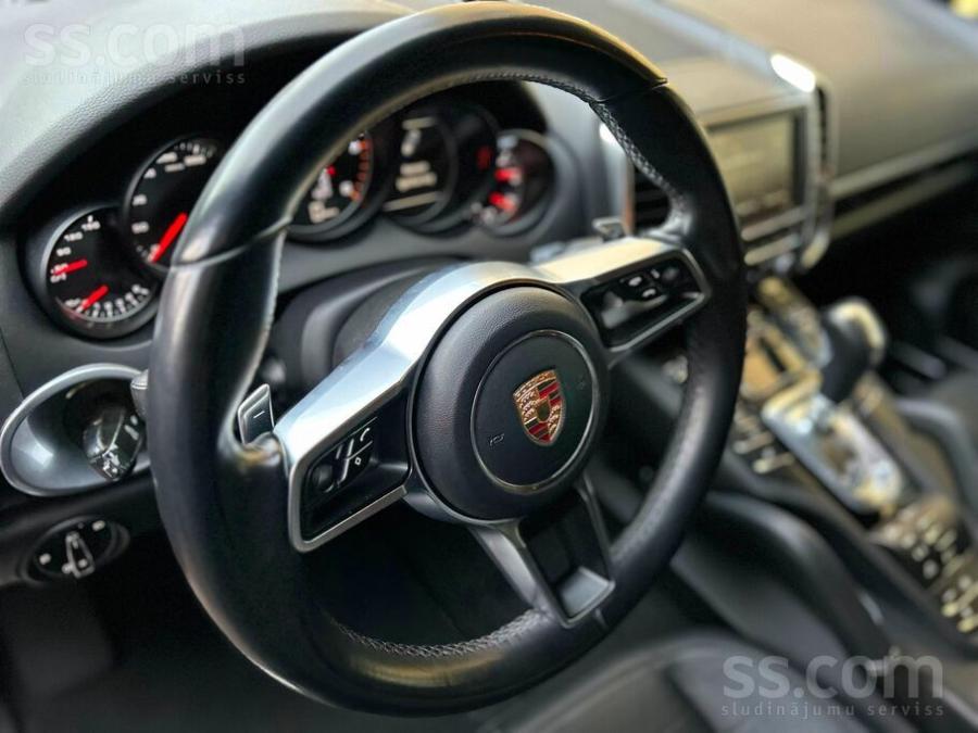 Melns Porsche Cayenne 2015 Rīga, ar dzinēja tilpumu 3.00 L un nobraukumu 202 tūkst. km par 23900 €, foto 10 vietnē AUTOMOTO.COM.LV