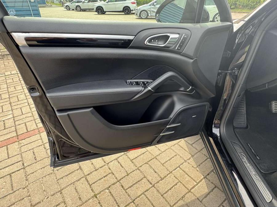 Melns Porsche Cayenne 2015 Viļņa, ar dzinēja tilpumu 3.60 L un nobraukumu 177 tūkst. km par 23500 €, foto 11 vietnē AUTOMOTO.COM.LV