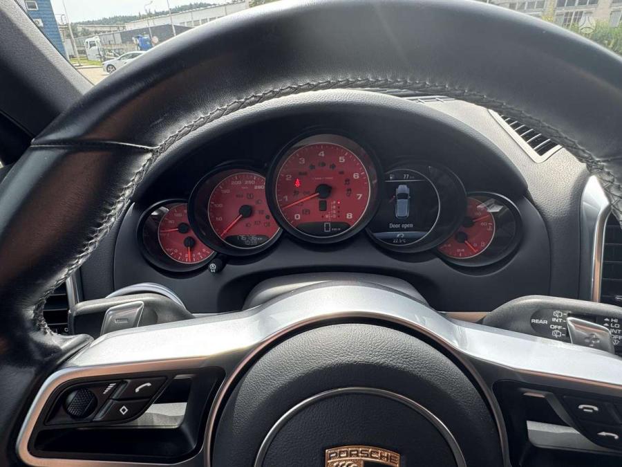 Melns Porsche Cayenne 2015 Viļņa, ar dzinēja tilpumu 3.60 L un nobraukumu 177 tūkst. km par 23500 €, foto 14 vietnē AUTOMOTO.COM.LV