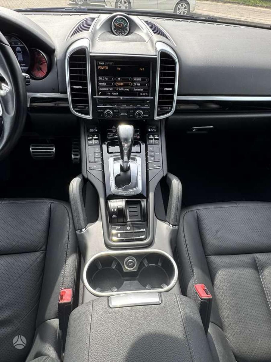 Melns Porsche Cayenne 2015 Viļņa, ar dzinēja tilpumu 3.60 L un nobraukumu 177 tūkst. km par 23500 €, foto 15 vietnē AUTOMOTO.COM.LV