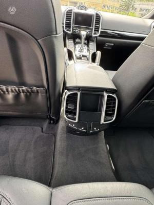 Melns Porsche Cayenne 2015 Viļņa, ar dzinēja tilpumu 3.60 L un nobraukumu 177 tūkst. km par 23500 €, foto 16 vietnē AUTOMOTO.COM.LV