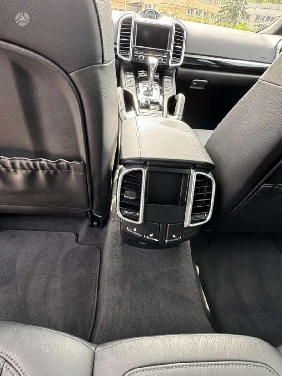 Melns Porsche Cayenne 2015 Viļņa, ar dzinēja tilpumu 3.60 L un nobraukumu 177 tūkst. km par 23500 €, foto 16 vietnē AUTOMOTO.COM.LV