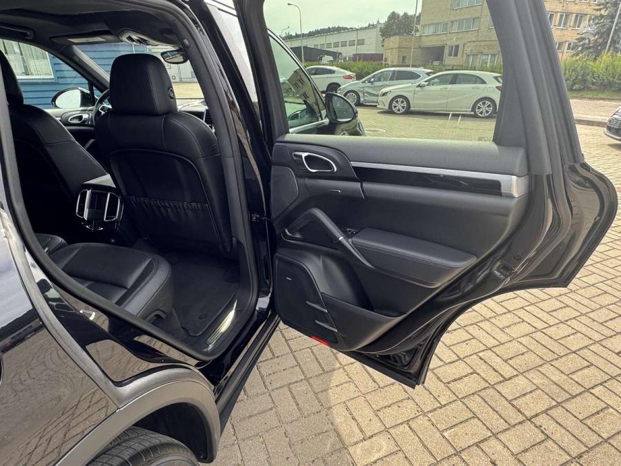 Melns Porsche Cayenne 2015 Viļņa, ar dzinēja tilpumu 3.60 L un nobraukumu 177 tūkst. km par 23500 €, foto 20 vietnē AUTOMOTO.COM.LV